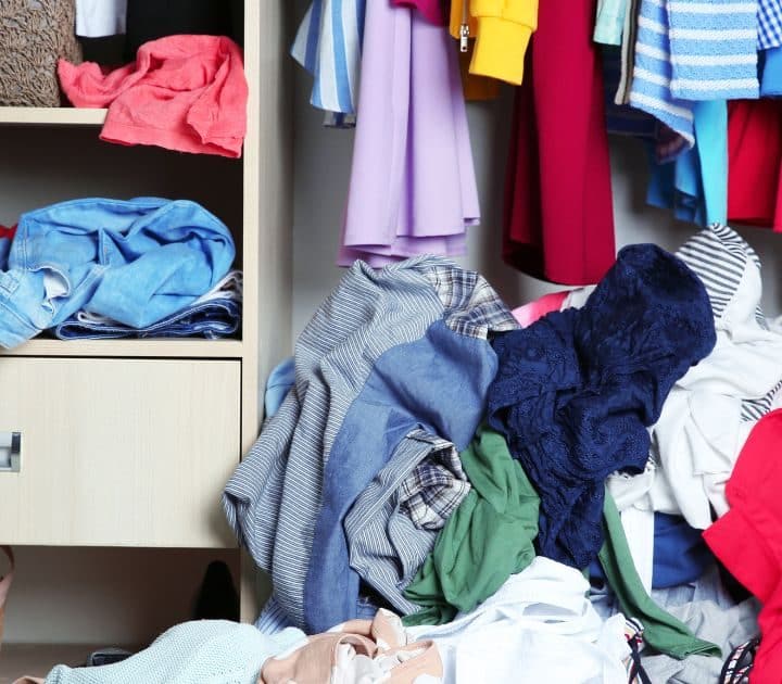 O impacto psicológico do acúmulo de roupas não usadas: como o seu ...